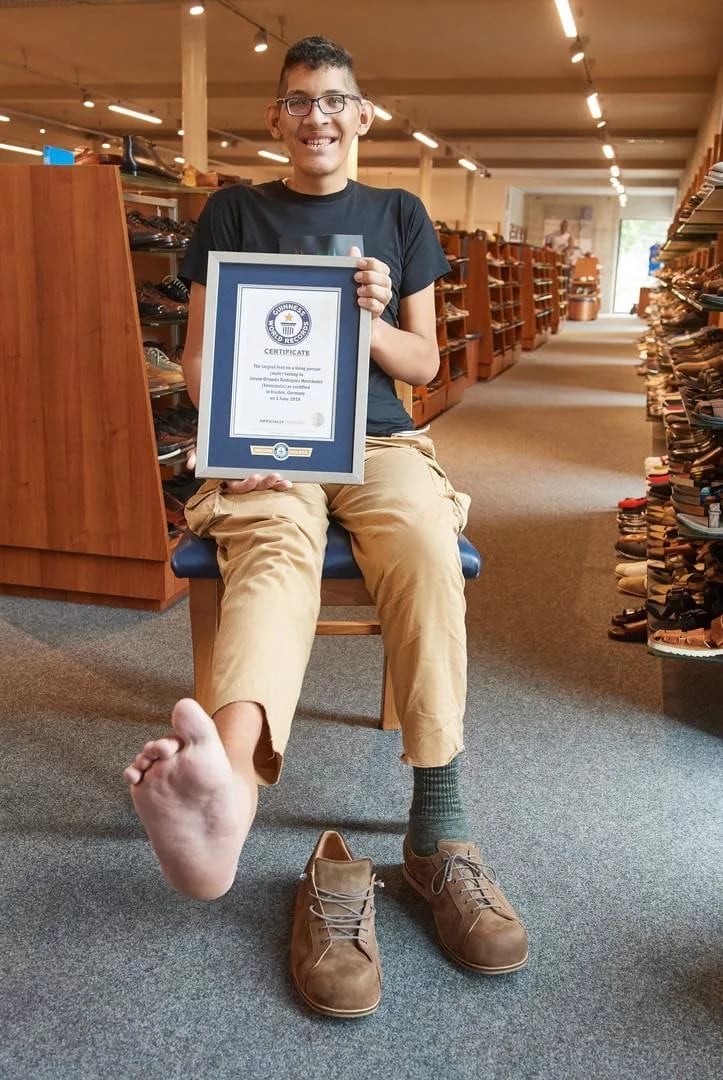 Top 10 people with the largest foot size in the world - Top Tens